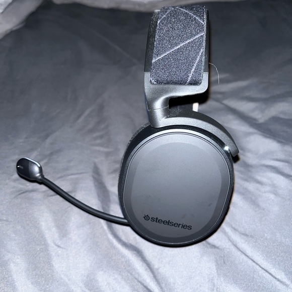 Steelseries Arctis 7 wireless gaming headset.